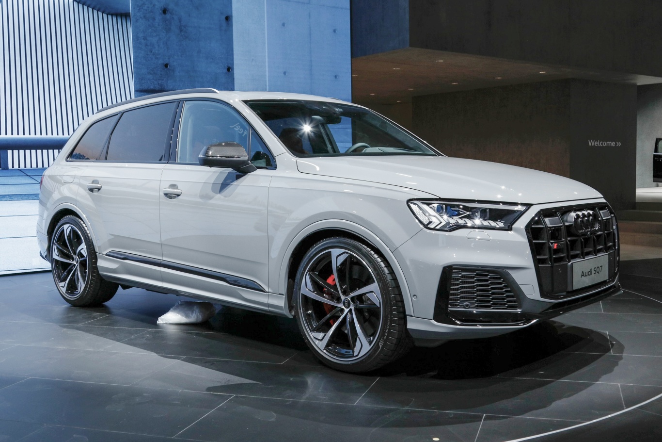 【奥迪SQ74.0T 暗夜骑士版外观图片-汽车图片大全】-易车