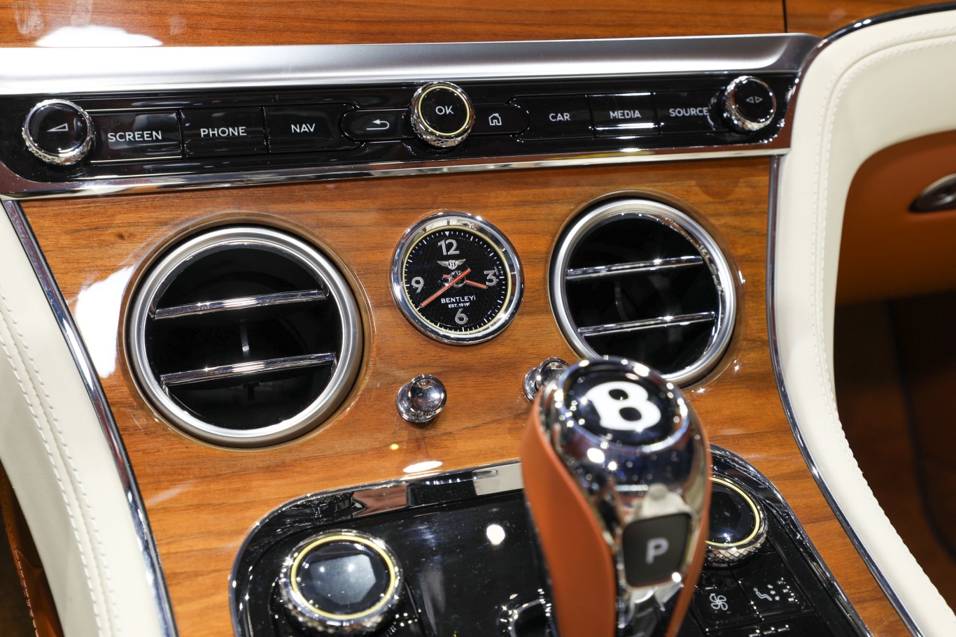 【欧陆4.0T GT V8 敞篷版内饰图片-汽车图片大全】-易车