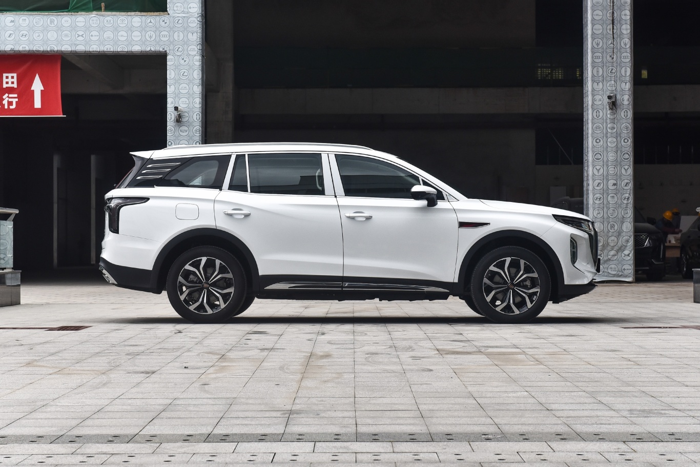 【红旗HS72.0T 两驱旗享版 6座正侧车头向右水平图片-汽车图片大全】-易车