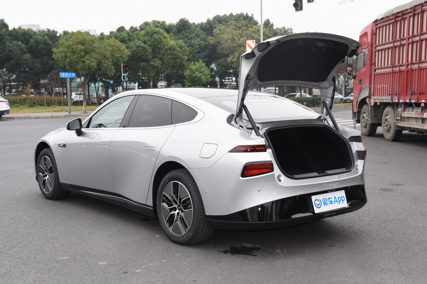 【小鹏P7P7i 550 后驱Pro后备厢开启45度侧拍图片-汽车图片大全】-易车