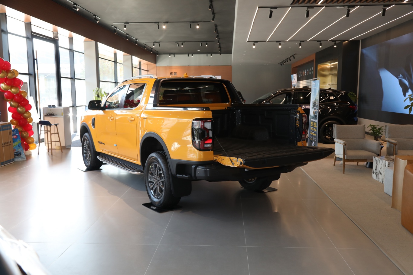 【游骑侠Ranger2.3T 自动四驱野地版 汽油后备厢开启45度侧拍图片-汽车图片大全】-易车