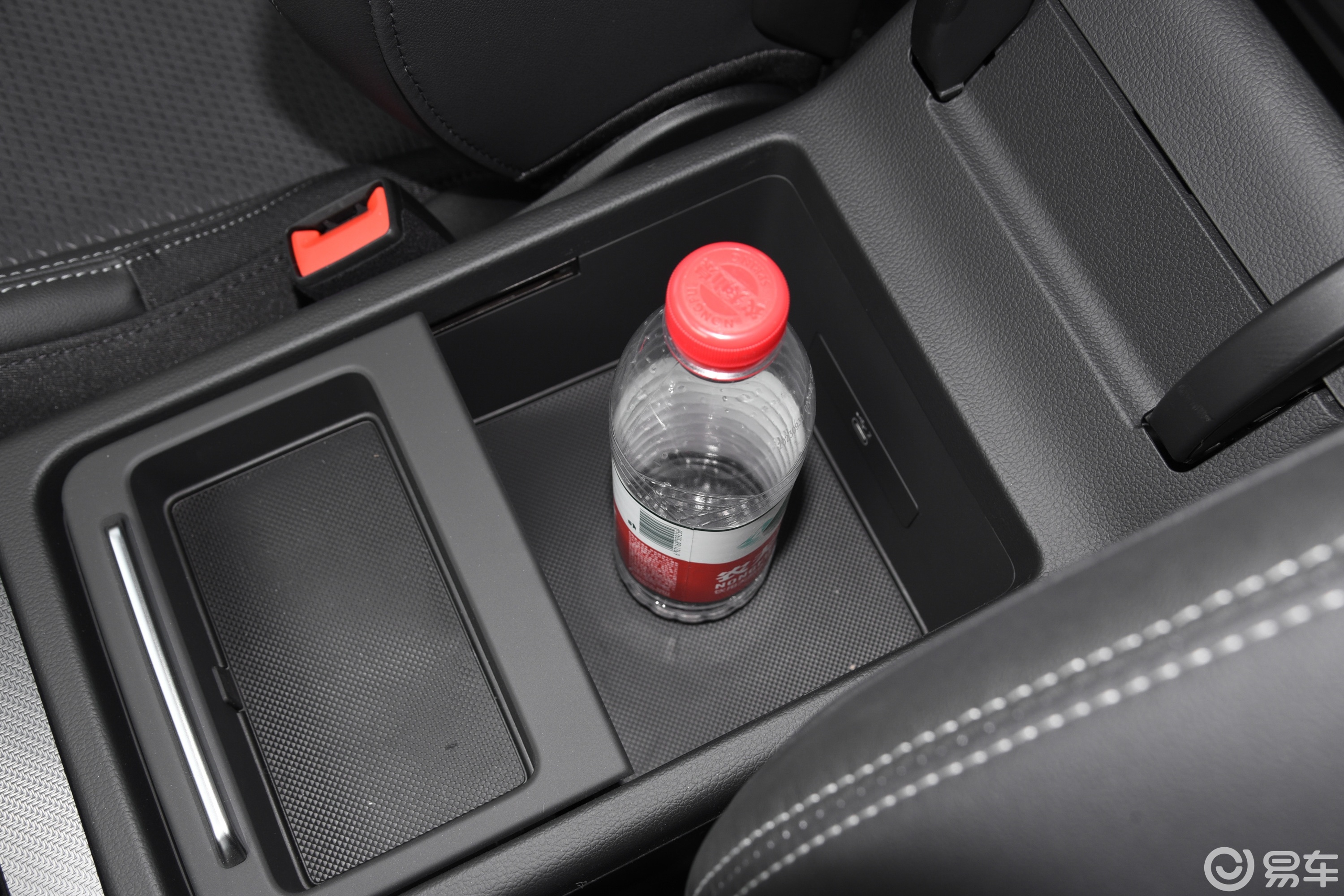 【奥迪Q5L Sportback45 TFSI 豪华型前排扶手箱储物格图片-汽车图片大全】-易车