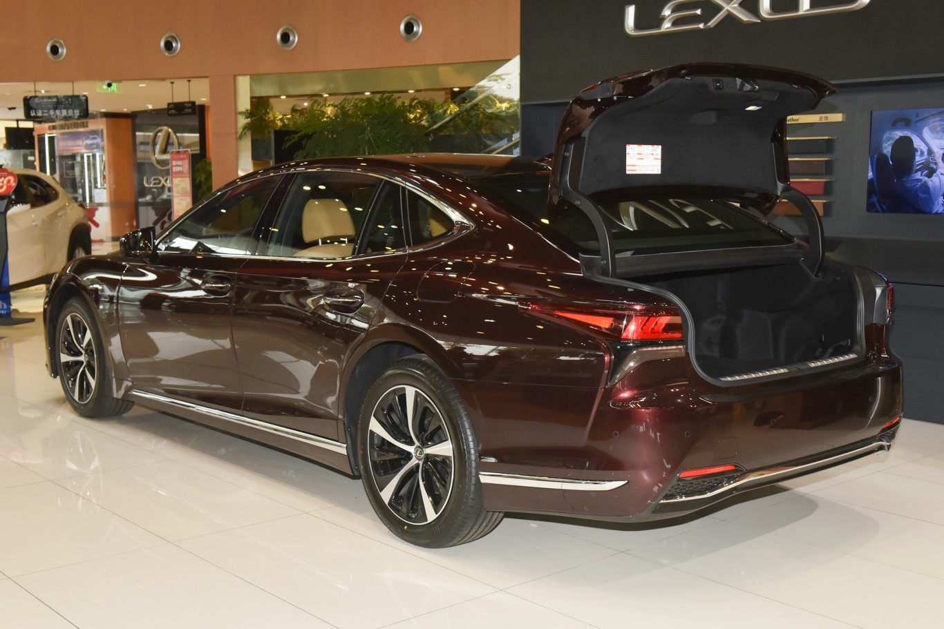 【雷克萨斯LS500h 卓越版后备厢开启45度侧拍图片-汽车图片大全】-易车