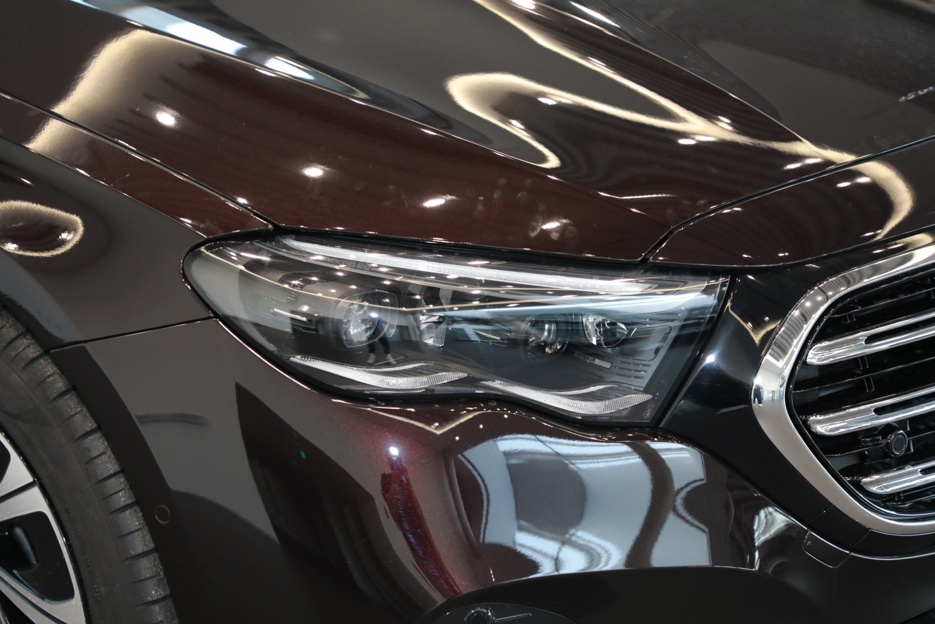 【奔驰E级E 300 L 豪华型大灯侧45度俯拍图片-汽车图片大全】-易车