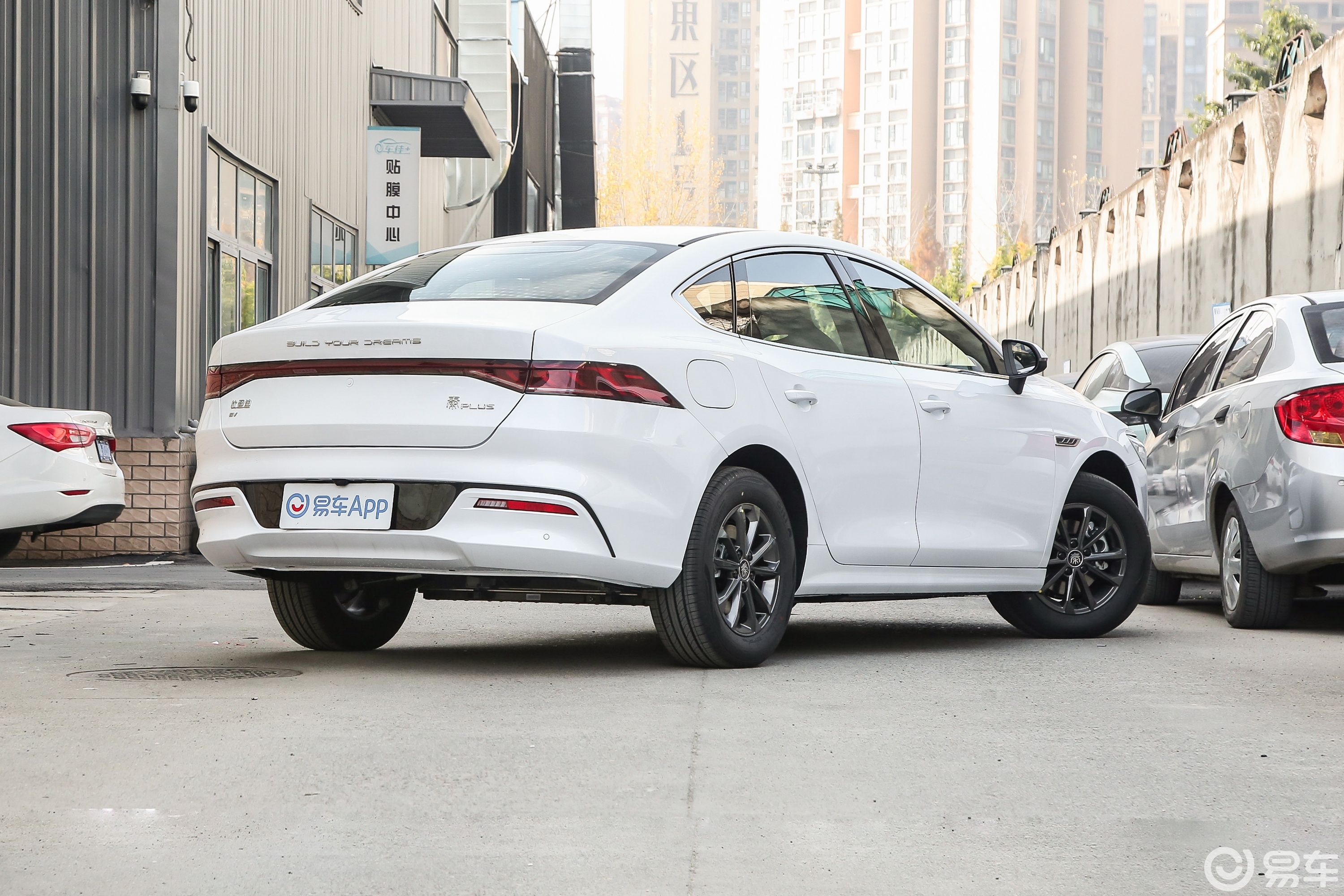 【秦PLUS新能源EV 510km 出行版侧后45度车头向右水平图片-汽车图片大全】-易车