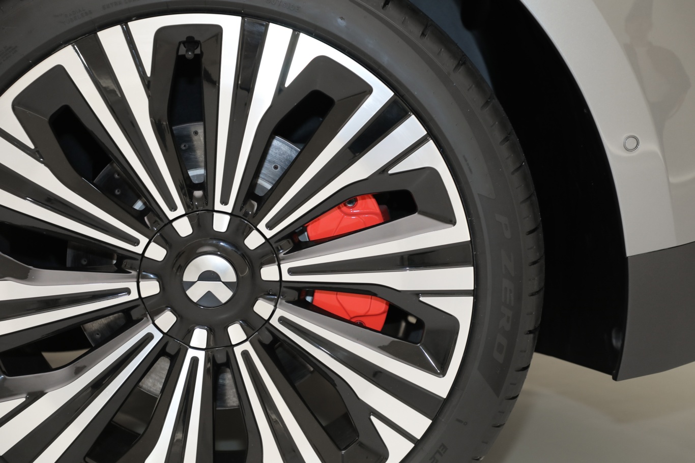 【蔚来ET9顶配版后刹车卡钳图片-汽车图片大全】-易车