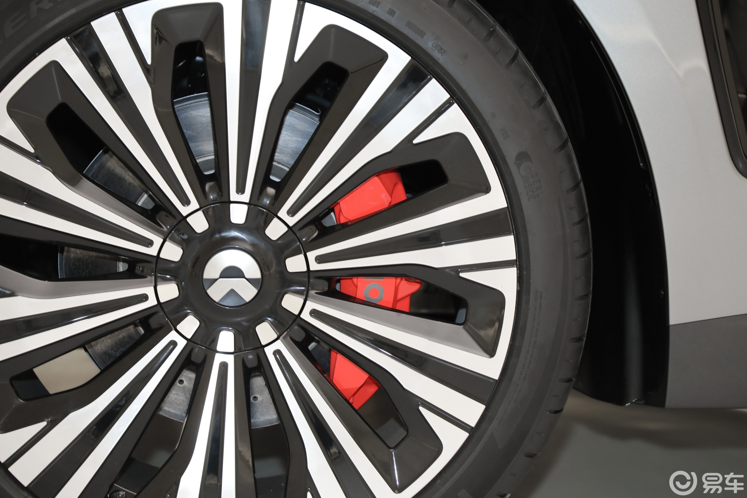 【蔚来ET9顶配版前刹车卡钳图片-汽车图片大全】-易车