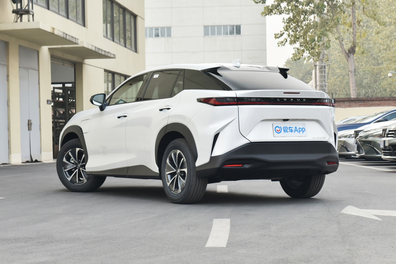 【雷克萨斯RZ300e 长续航纵享版侧后45度车头向左水平图片-汽车图片大全】-易车