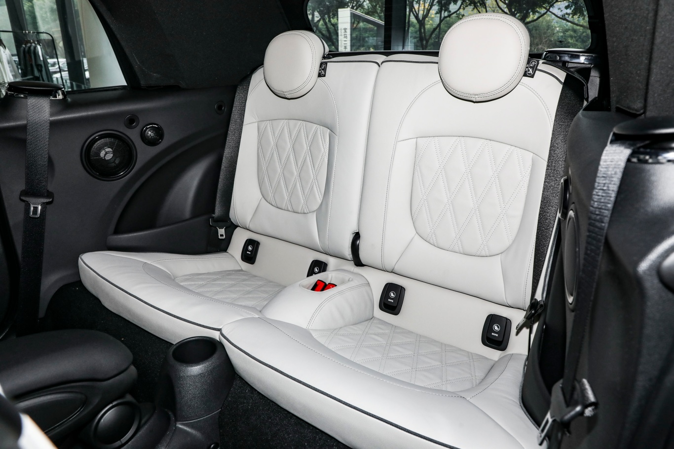 【MINI CABRIO改款二 2.0T COOPER S CABRIO 艺术家后排座椅图片-汽车图片大全】-易车