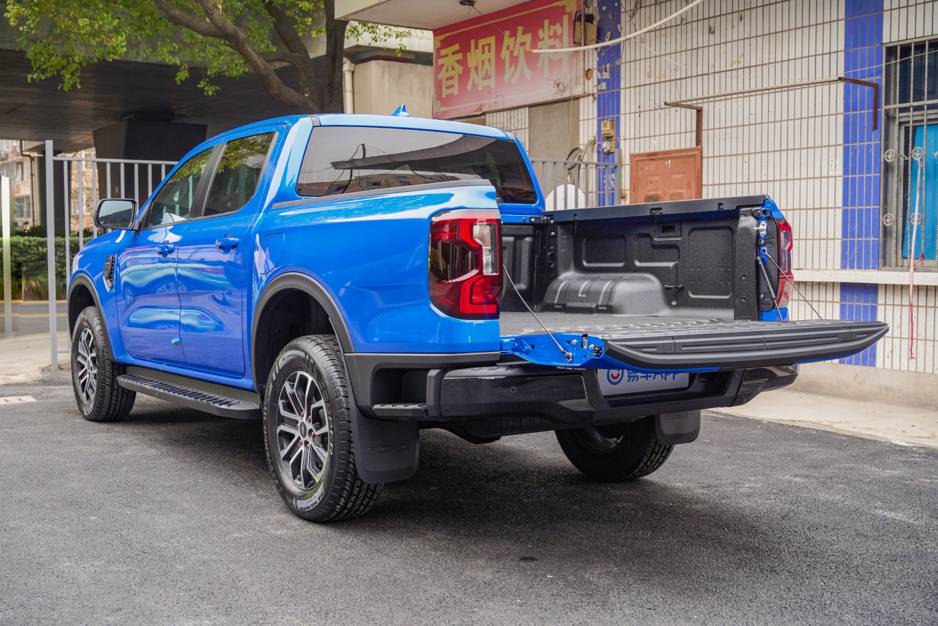 【游骑侠Ranger2.3T 自动四驱探迹版 汽油后备厢开启45度侧拍图片-汽车图片大全】-易车