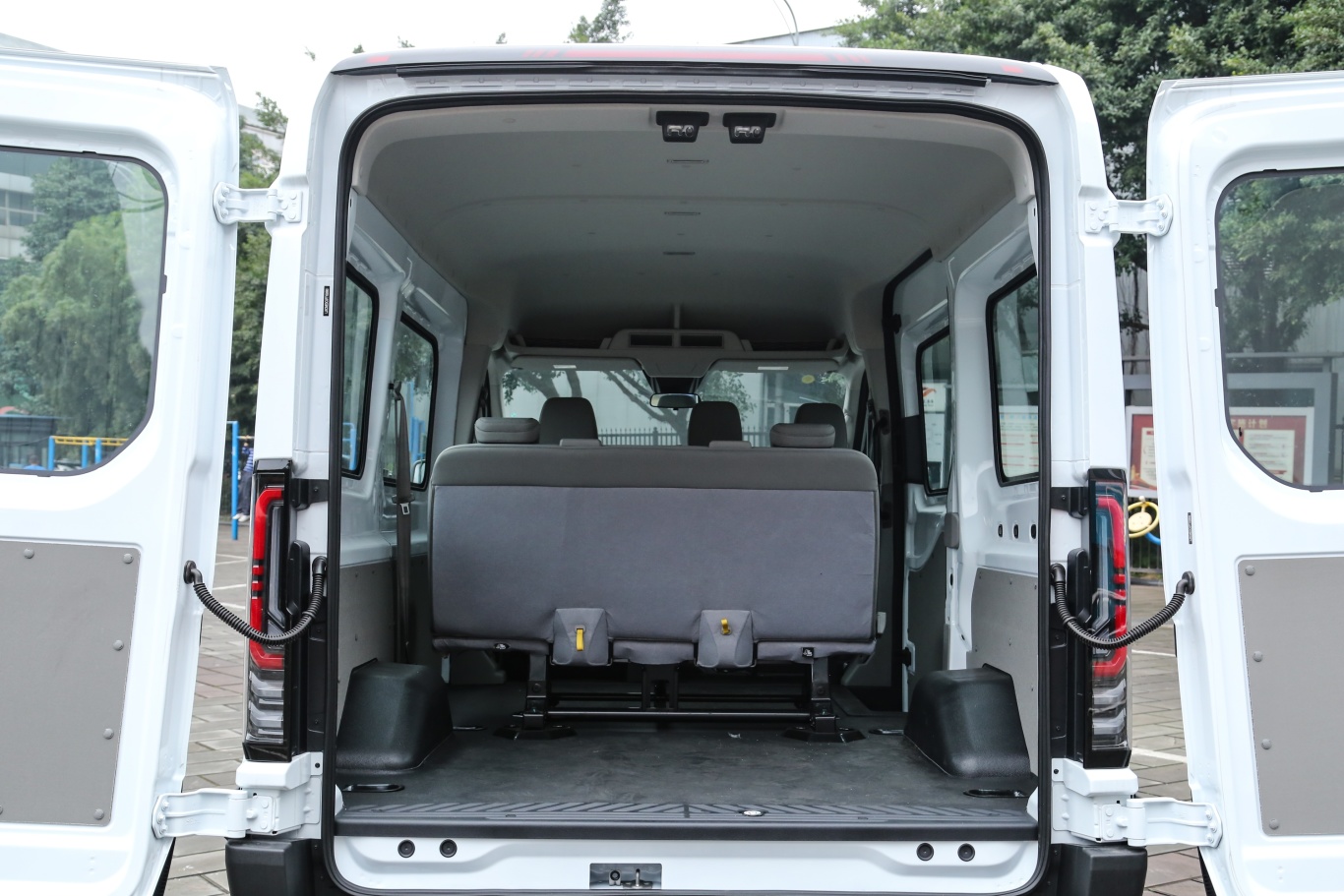 【全顺T82.3T 自动短轴中顶多功能版 6座(3+3)后备厢空间特写图片-汽车图片大全】-易车