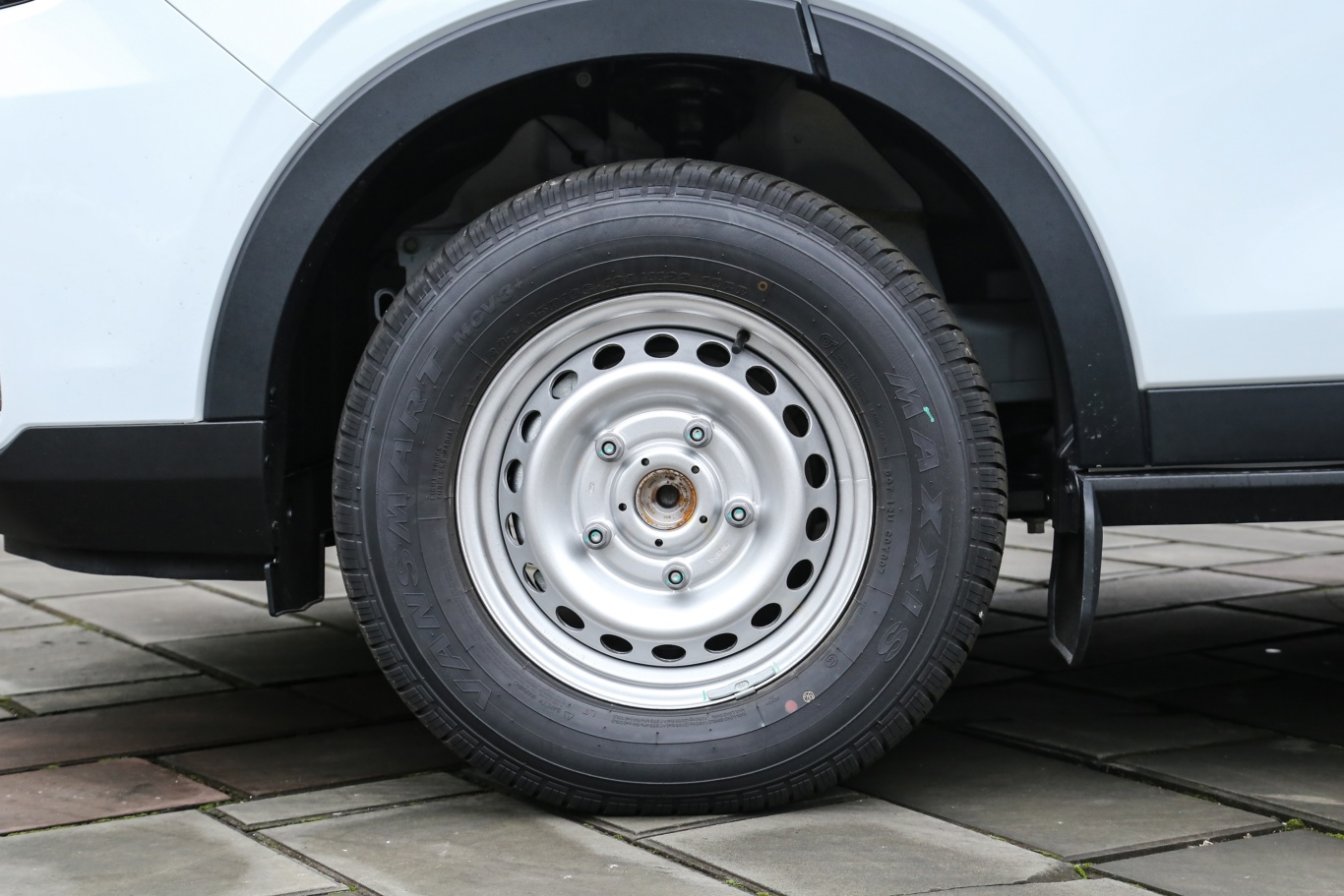 【全顺T82.3T 自动短轴中顶多功能版 6座(3+3)前轮毂造型图片-汽车图片大全】-易车