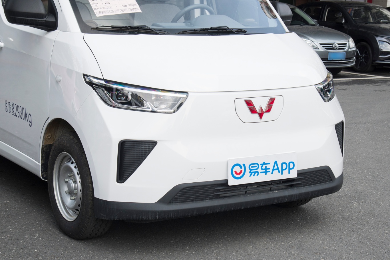 【五菱扬光EV300km 实用型封窗版 电机60kW 2座前格栅侧俯拍图片-汽车图片大全】-易车