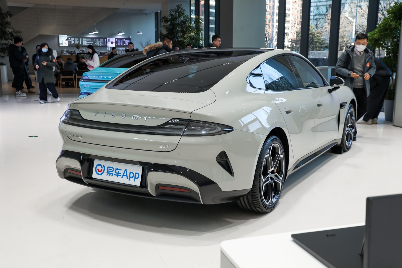 【小米SU7700km 后驱标准长续航版侧后45度车头向右水平图片-汽车图片大全】-易车