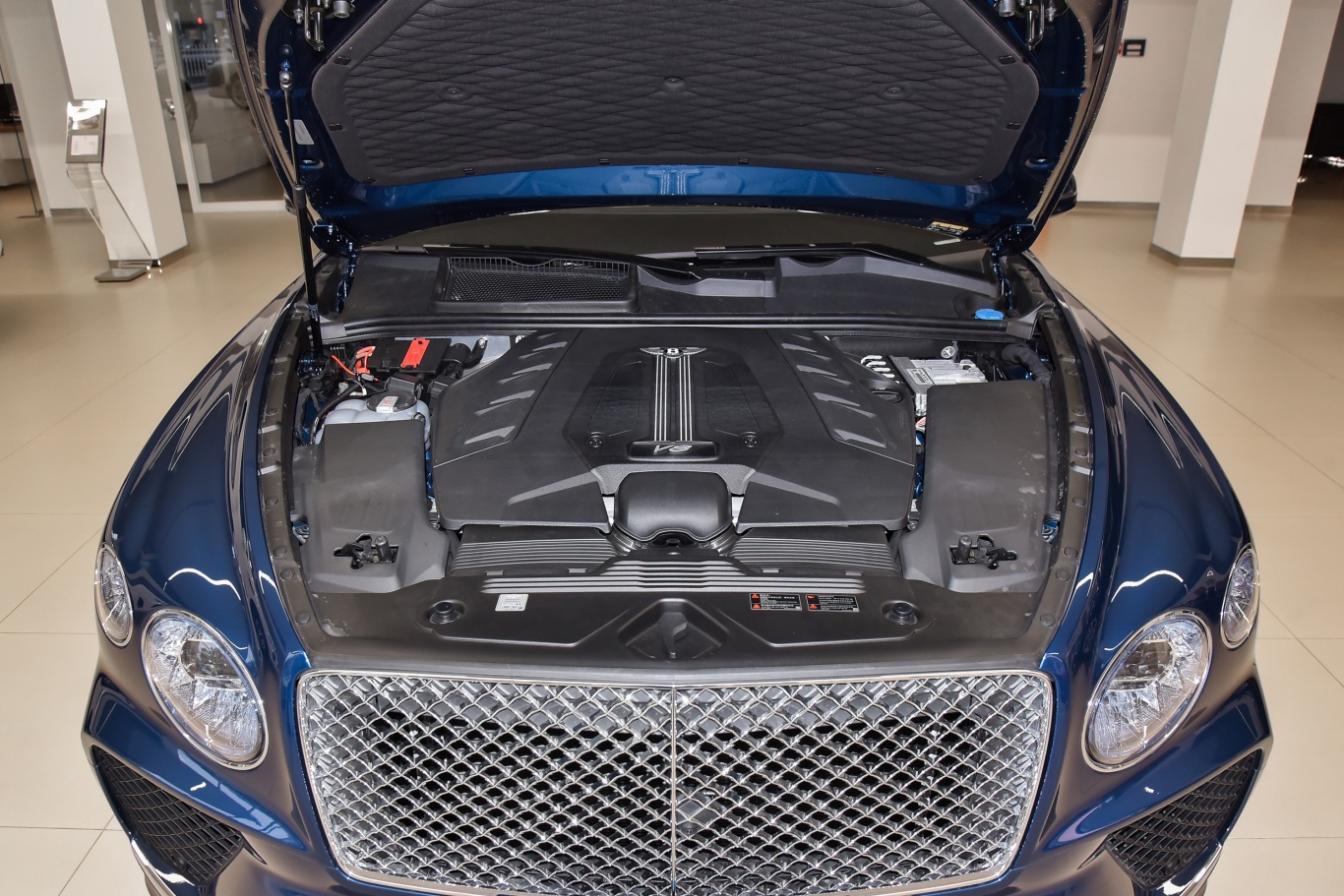 【添越4.0T V8发动机舱整体图片-汽车图片大全】-易车