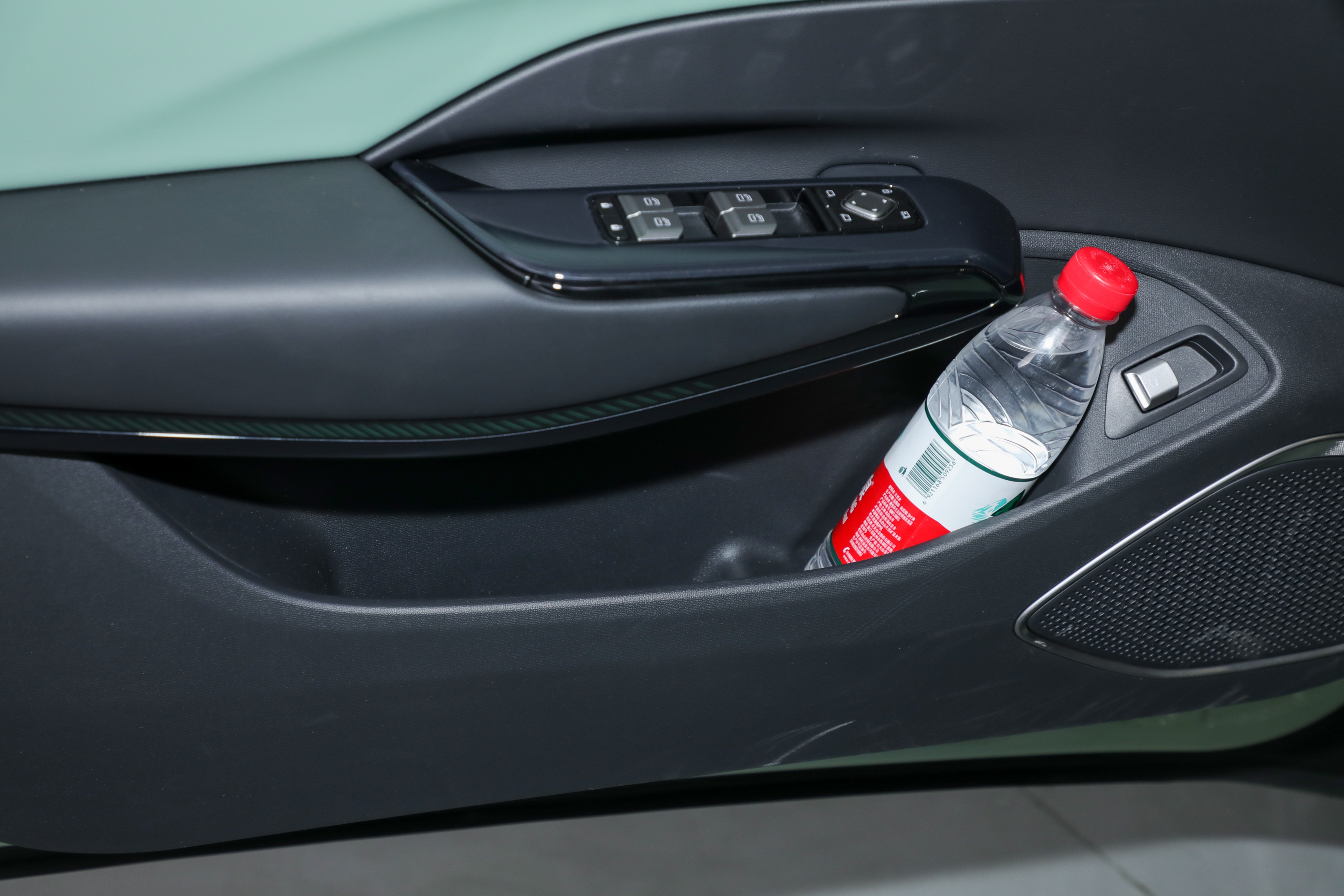 红旗EH7采用了庄重而典雅的设计语言外观方面_易车