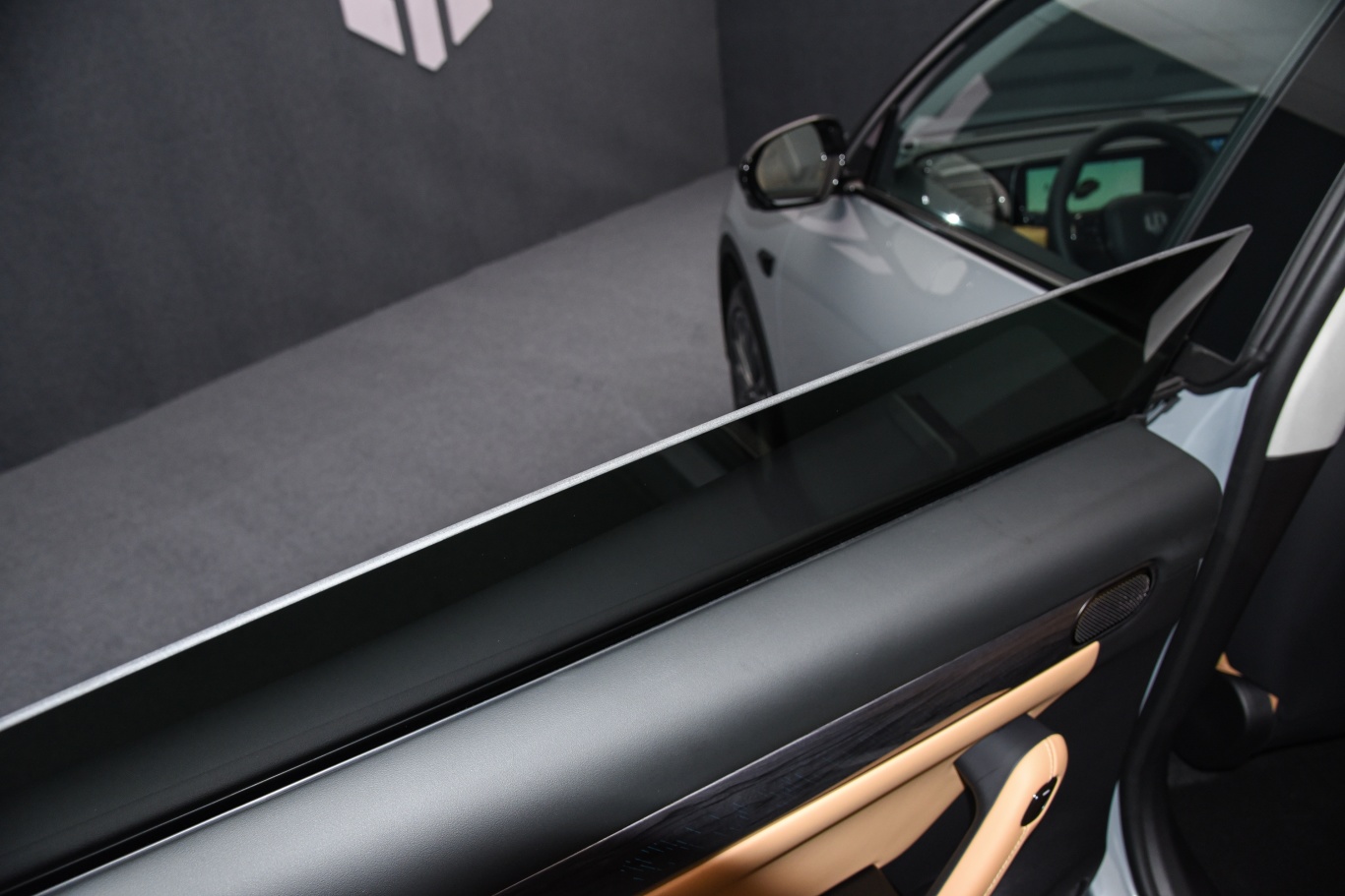 【零跑C11 增程版300km 300尊享版后排玻璃材质特写图片-汽车图片大全】-易车