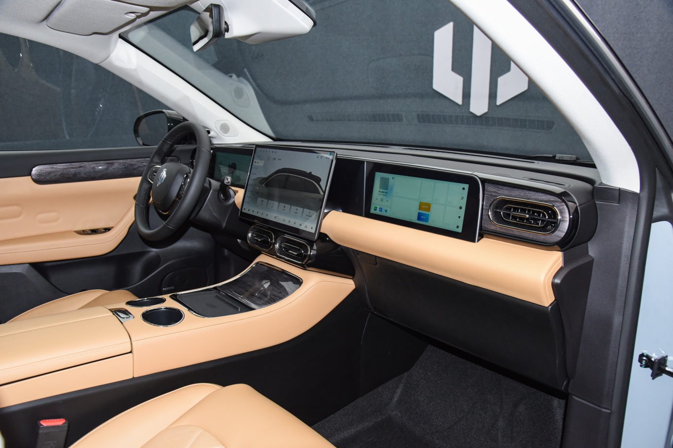 【零跑C11 增程版300km 300尊享版内饰全景副驾驶员方向图片-汽车图片大全】-易车