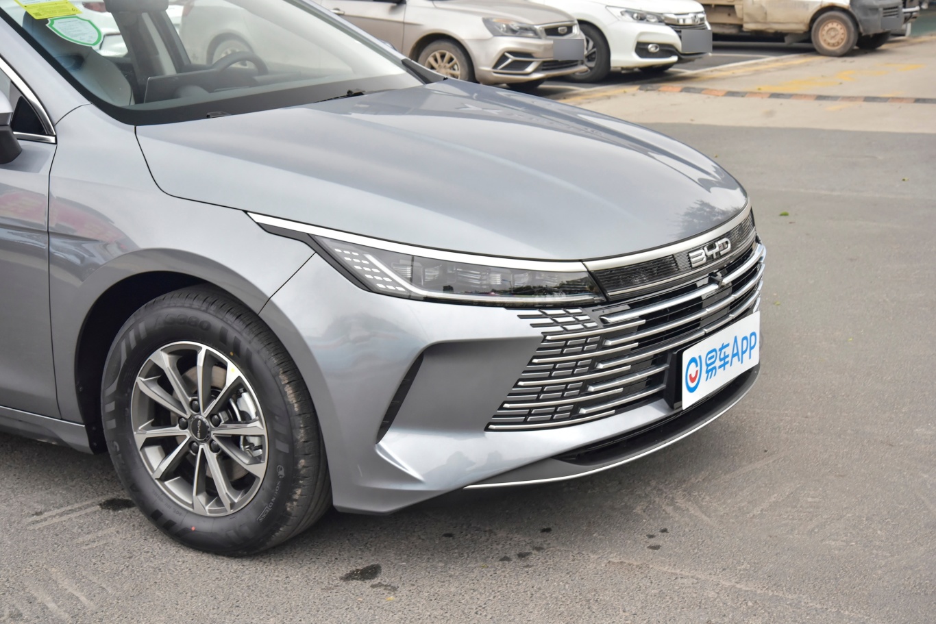 【驱逐舰05DM-i 荣耀版 1.5L 55km 豪华型前格栅侧俯拍图片-汽车图片大全】-易车