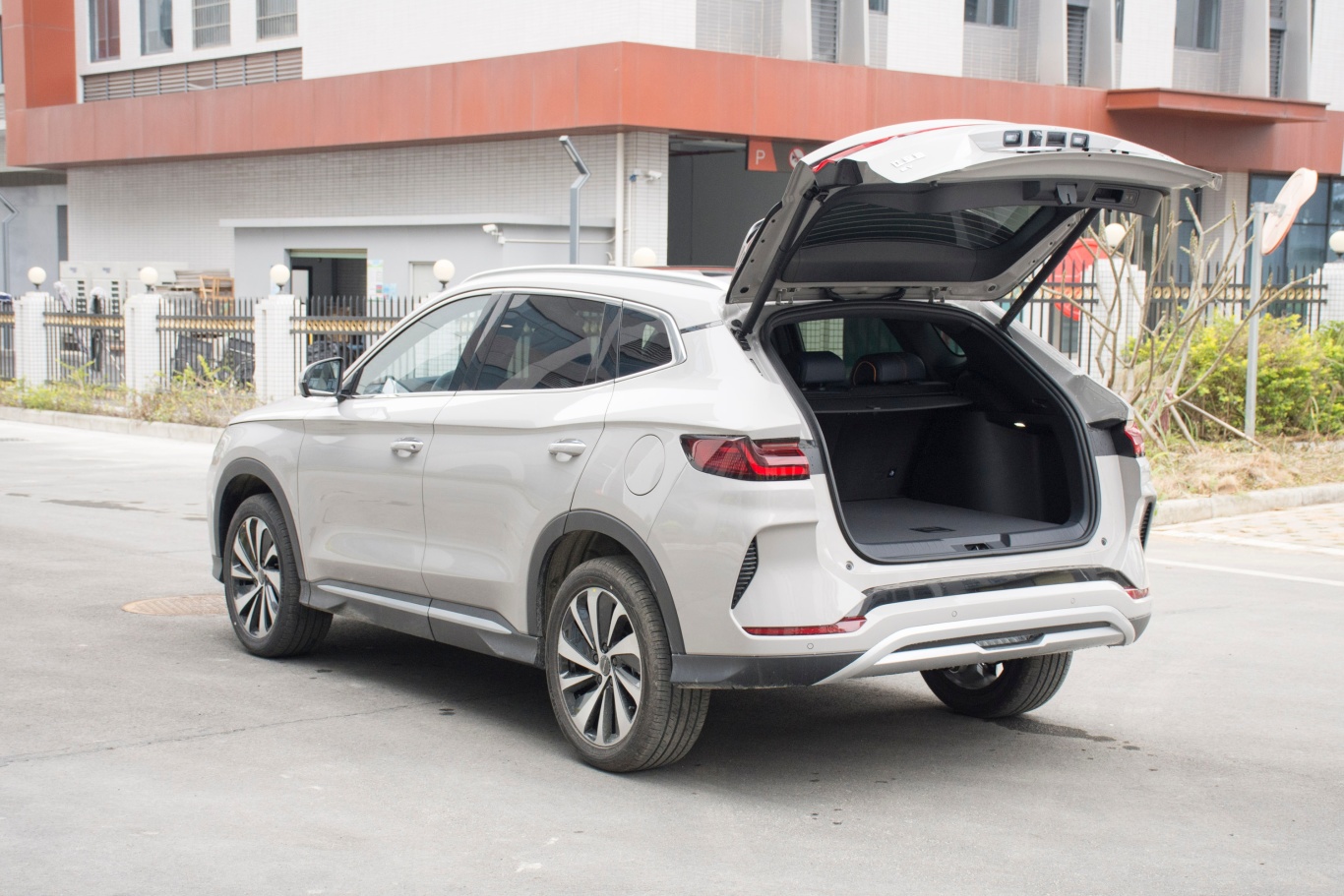 【宋PLUSEV 荣耀版 520km 旗舰型后备厢开启45度侧拍图片-汽车图片大全】-易车