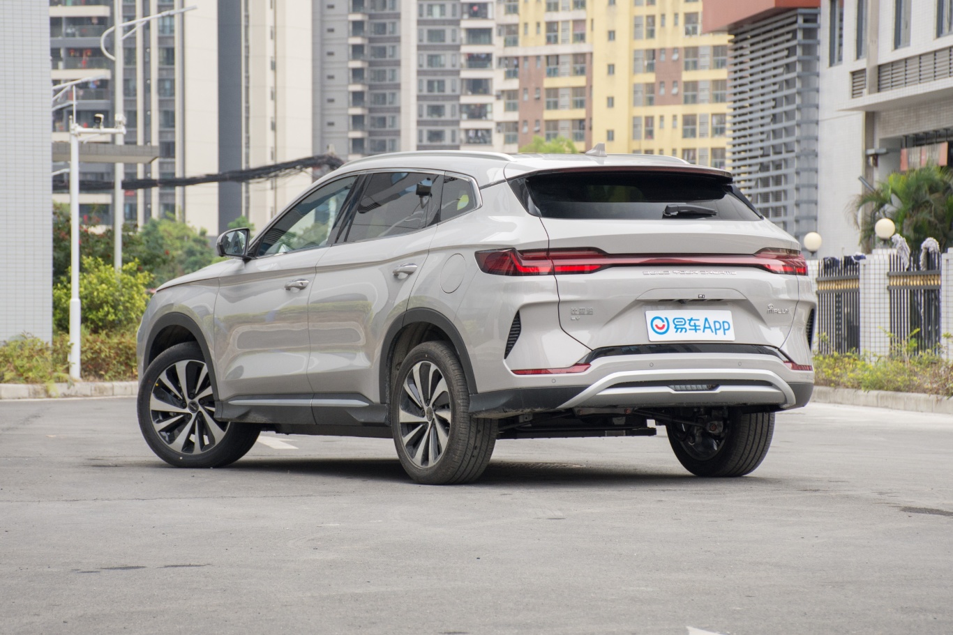 【宋PLUS新能源EV 荣耀版 520km 旗舰型侧后45度车头向左水平图片-汽车图片大全】-易车