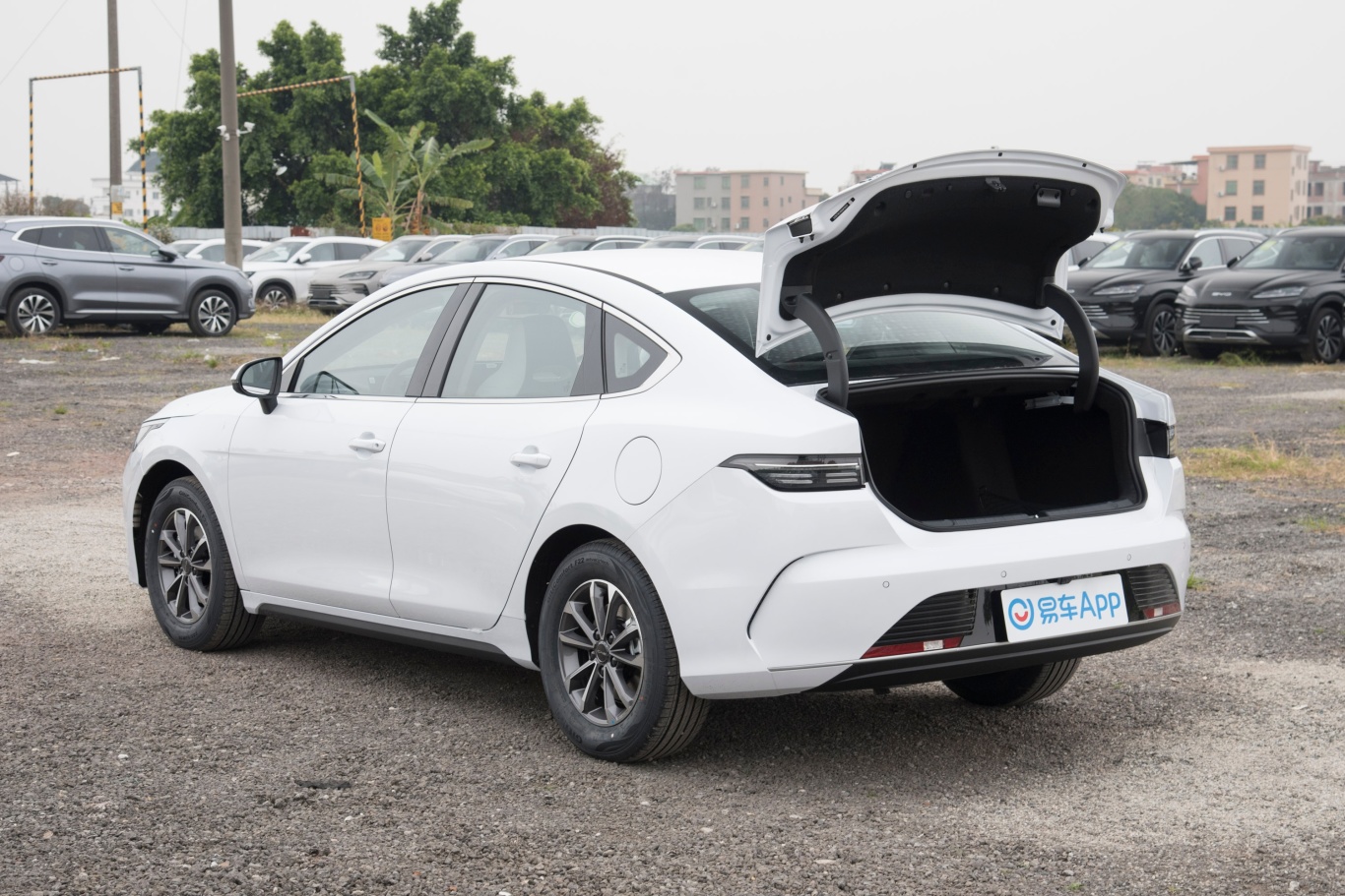 【驱逐舰05DM-i 荣耀版 1.5L 55km 豪华型后备厢开启45度侧拍图片-汽车图片大全】-易车