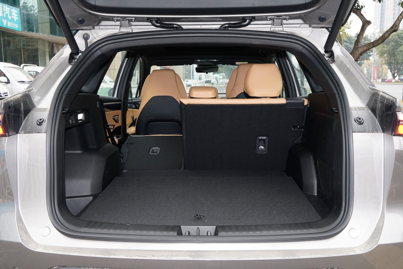 【银河L7龙腾版 1.5T 115km 星舰后备厢图片-汽车图片大全】-易车
