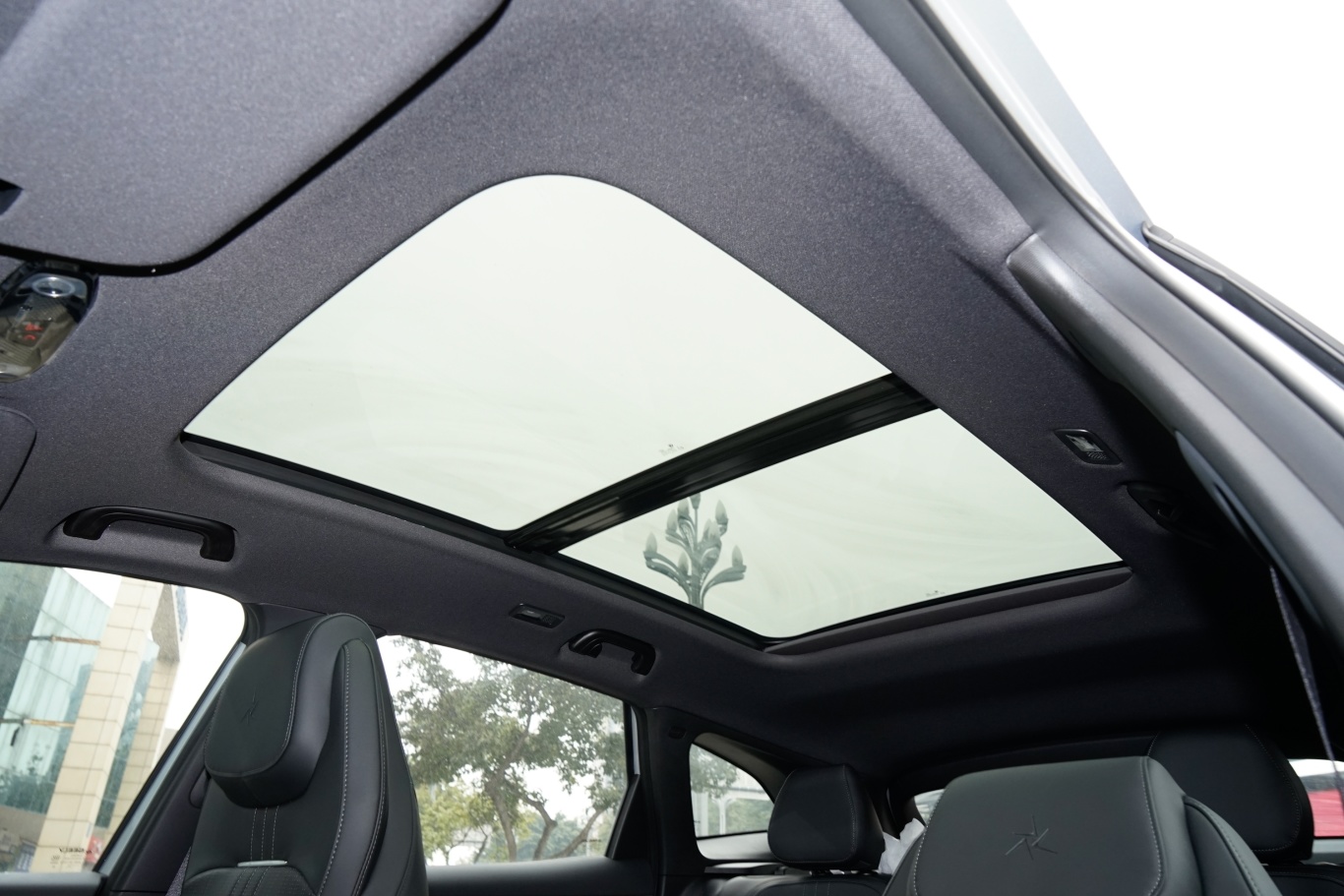 【银河L7龙腾版 1.5T 115km MAX天窗内拍关闭图片-汽车图片大全】-易车