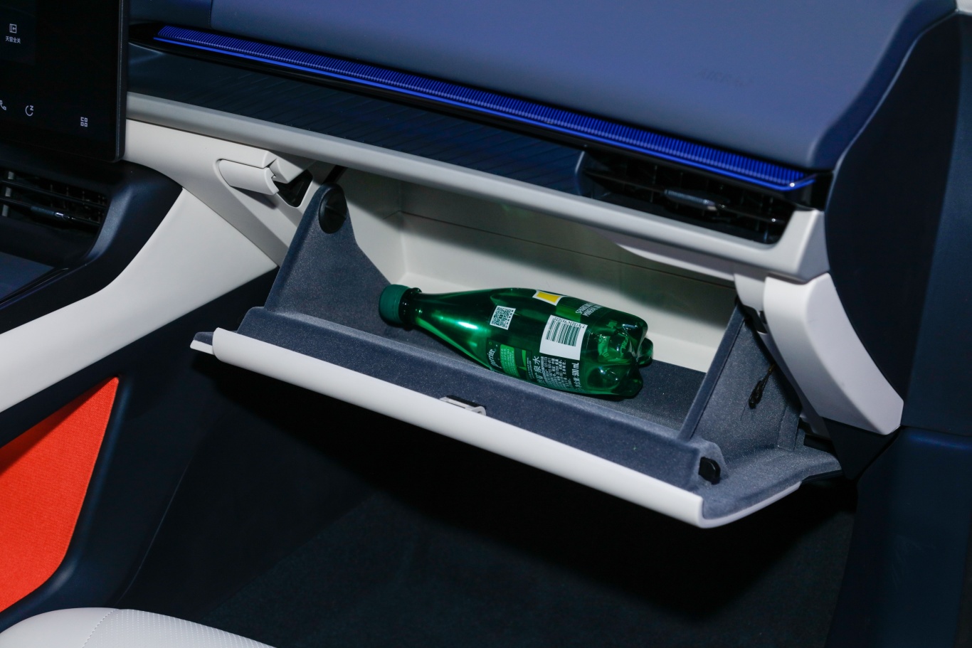 【领克07EM-P 1.5T 126km 长续航Halo手套箱空间水瓶横置图片-汽车图片大全】-易车