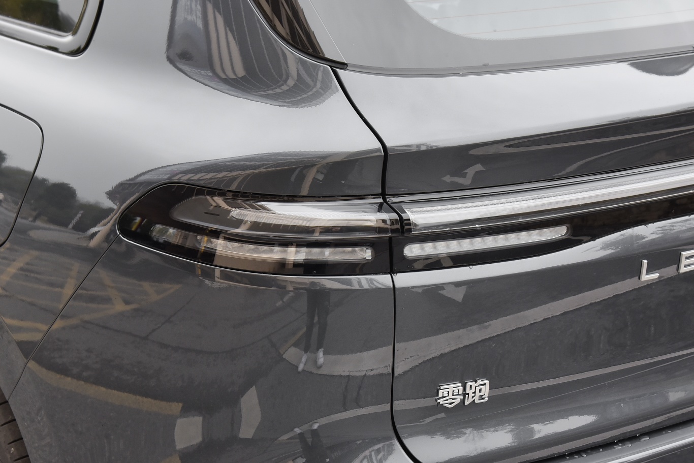 【零跑C10纯电版 530km 530智享版尾灯侧45度俯拍图片-汽车图片大全】-易车