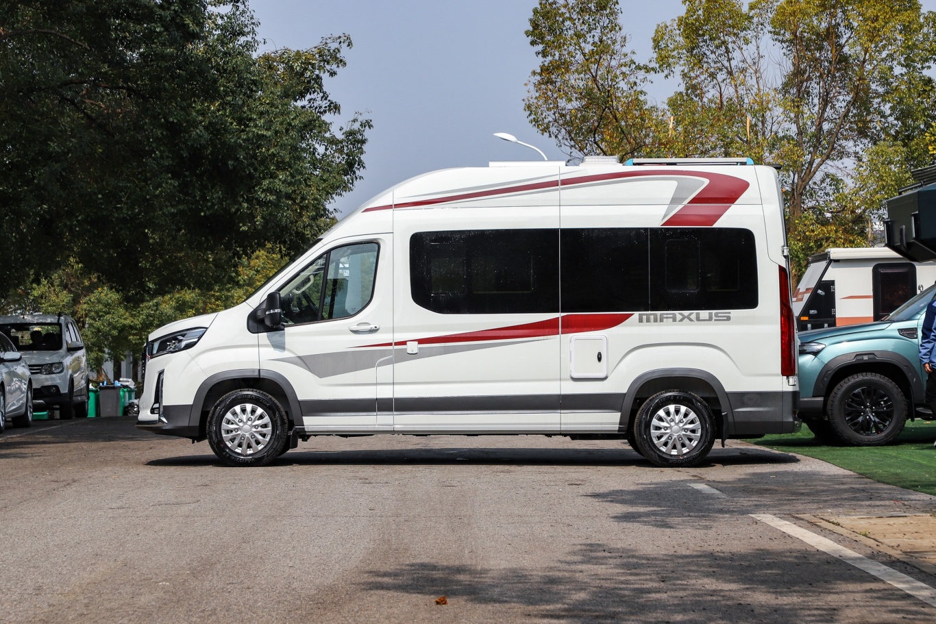 【上汽大通MAXUS V100旅行家V100 2.0T 横床水庐版正侧车头向左水平图片-汽车图片大全】-易车