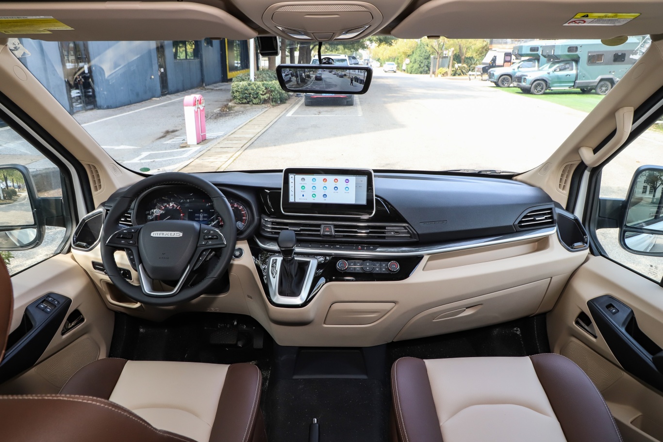 【上汽大通MAXUS V100旅行家V100 2.0T 横床水庐版内饰全景正拍图片-汽车图片大全】-易车