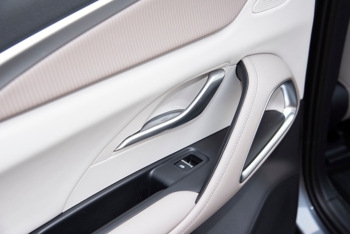 【宋Pro新能源DM-i 荣耀版 1.5L 71km 领先型后排功能图片-汽车图片大全】-易车