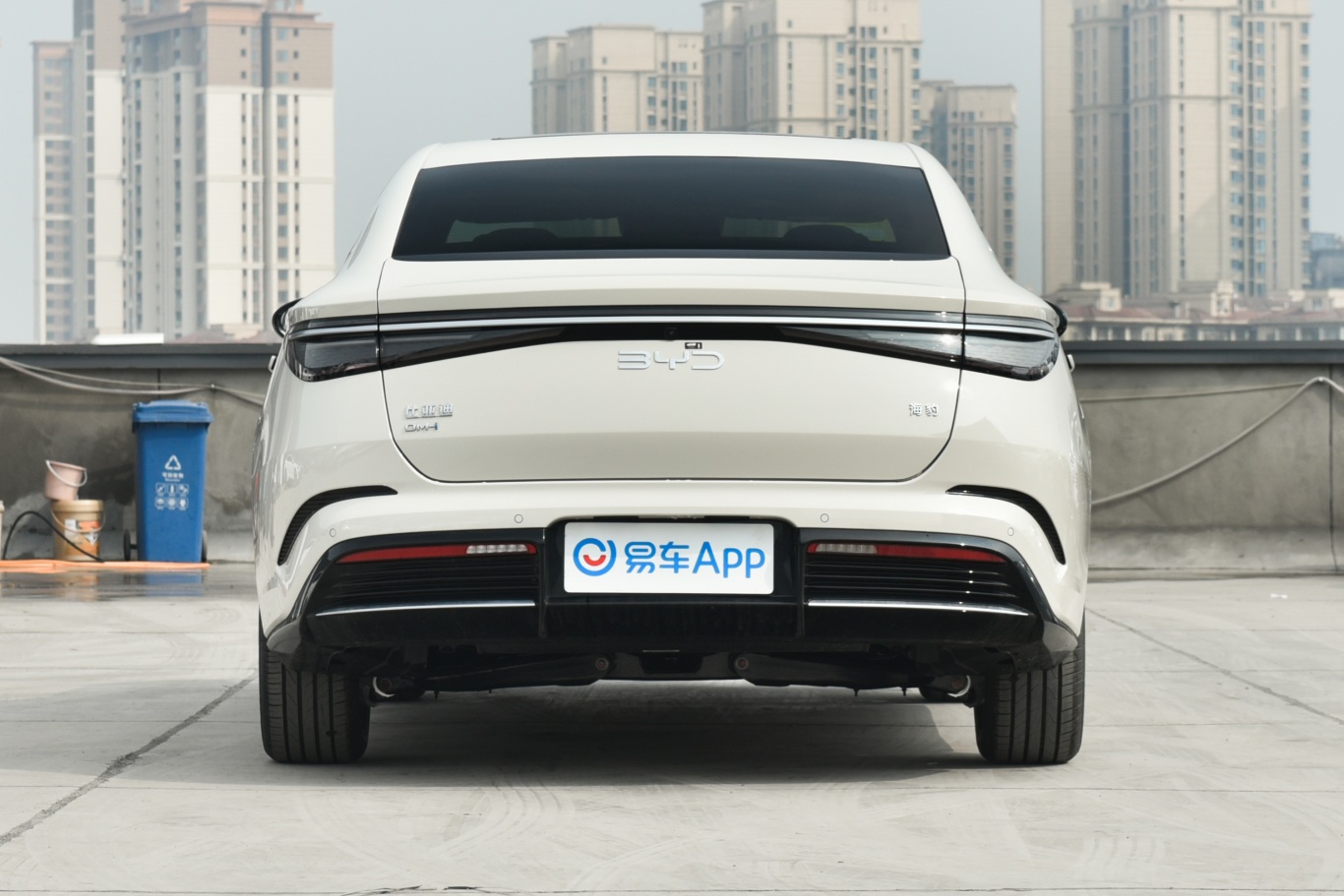 【海豹DM-i 荣耀版 1.5L 121km 尊贵型正后水平图片-汽车图片大全】-易车