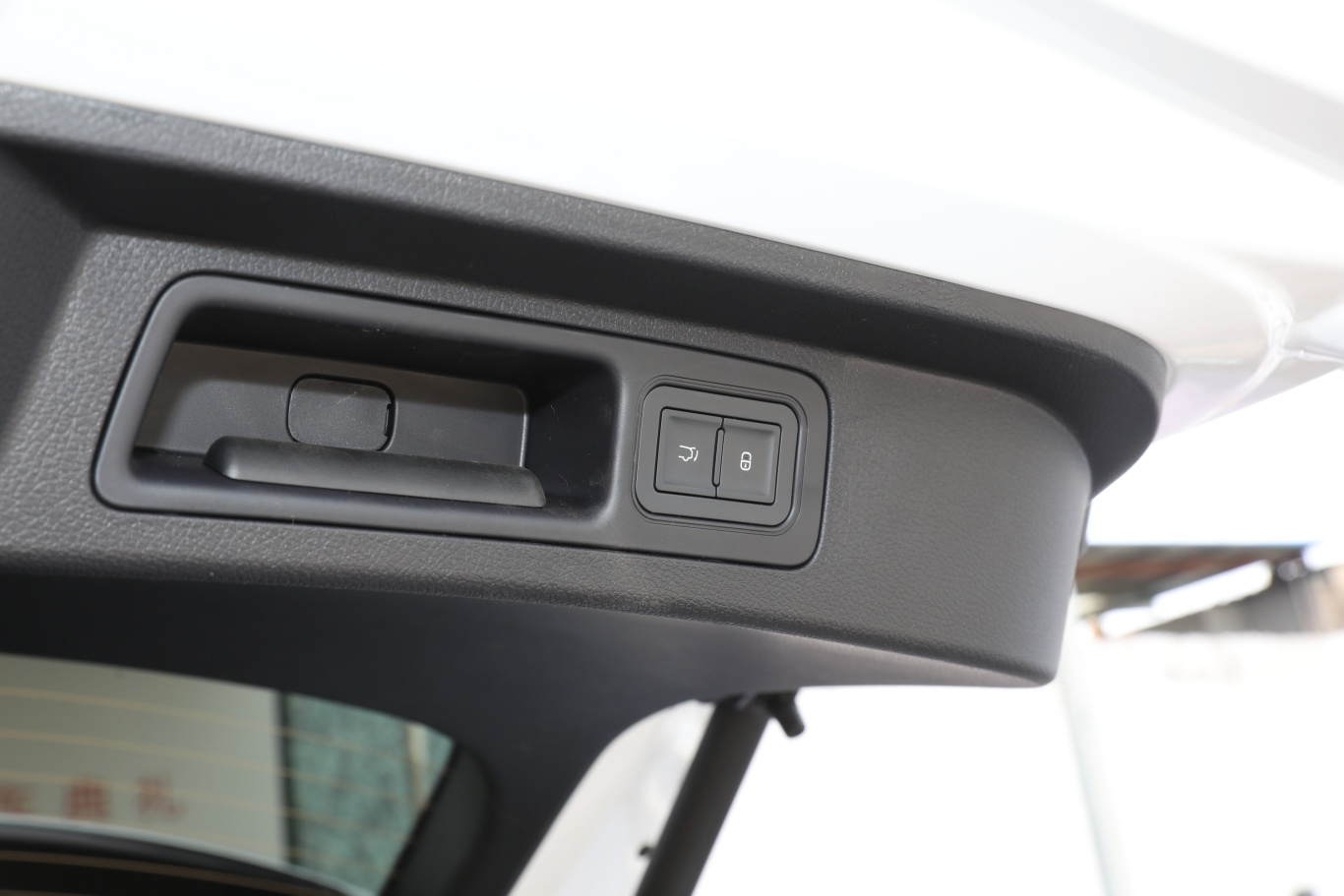 【宋PLUS新能源EV 荣耀版 605km 旗舰PLUS电动尾门按键（手动扶手）图片-汽车图片大全】-易车