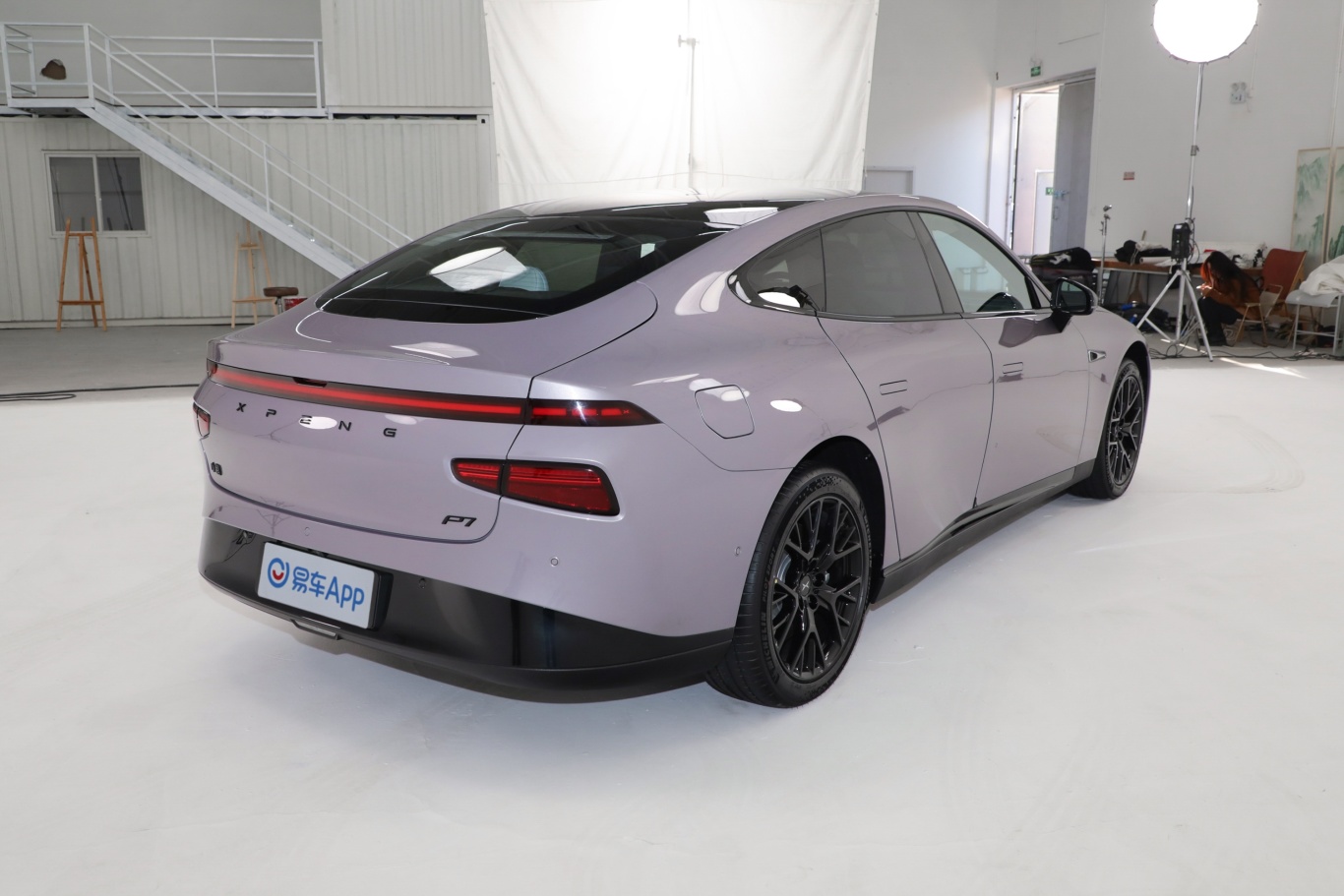 【小鹏P7P7i 702 后驱Max鹏翼版侧后45度车头向右水平图片-汽车图片大全】-易车