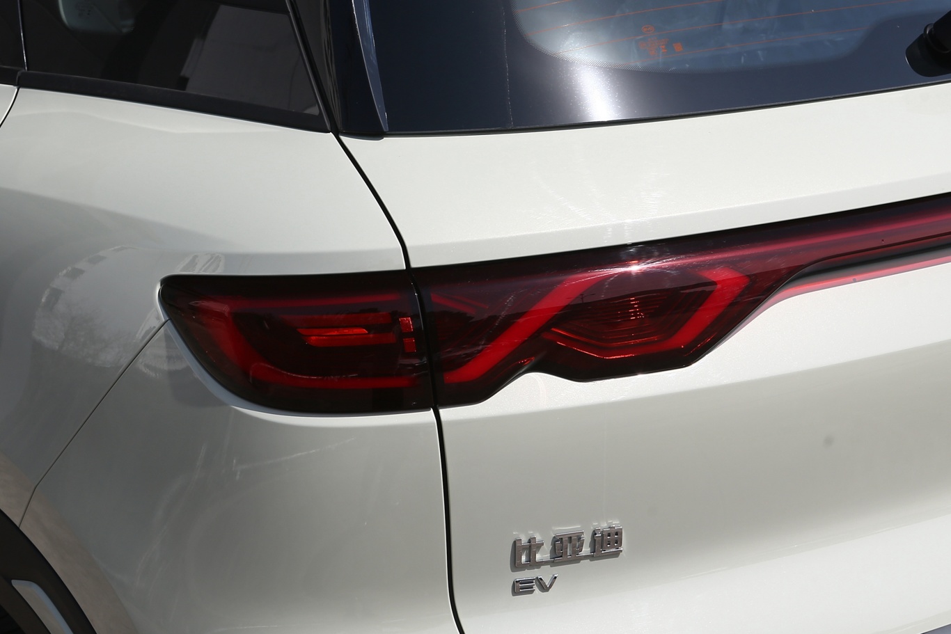 【元UP401km 超越型尾灯侧45度俯拍图片-汽车图片大全】-易车