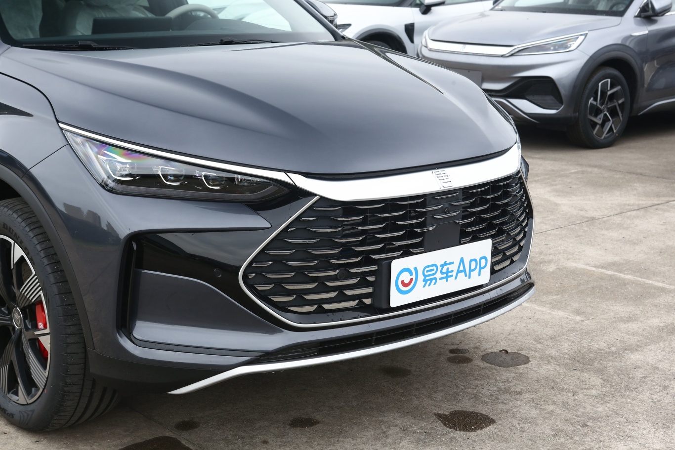 【唐新能源DM-i 荣耀版 1.5T 200km 前驱旗舰型 7座前格栅侧俯拍图片-汽车图片大全】-易车