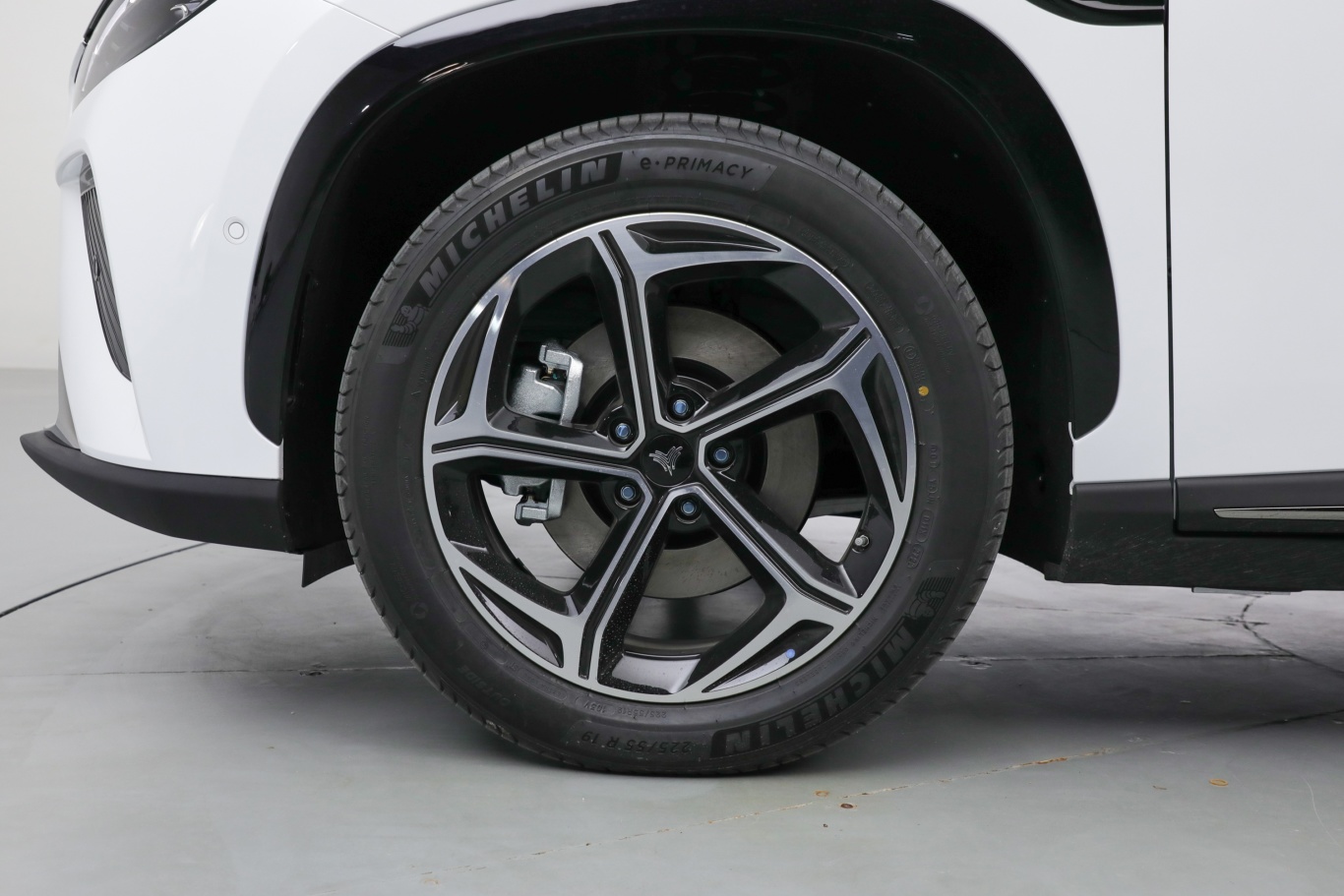 【哪吒L增程版 310km 闪充红衣版前轮毂造型图片-汽车图片大全】-易车