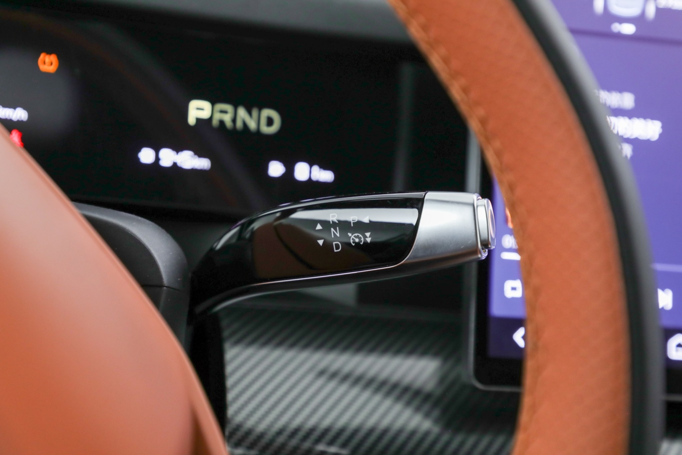 【哪吒L增程版 310km 闪充红衣版主驾驶位图片-汽车图片大全】-易车