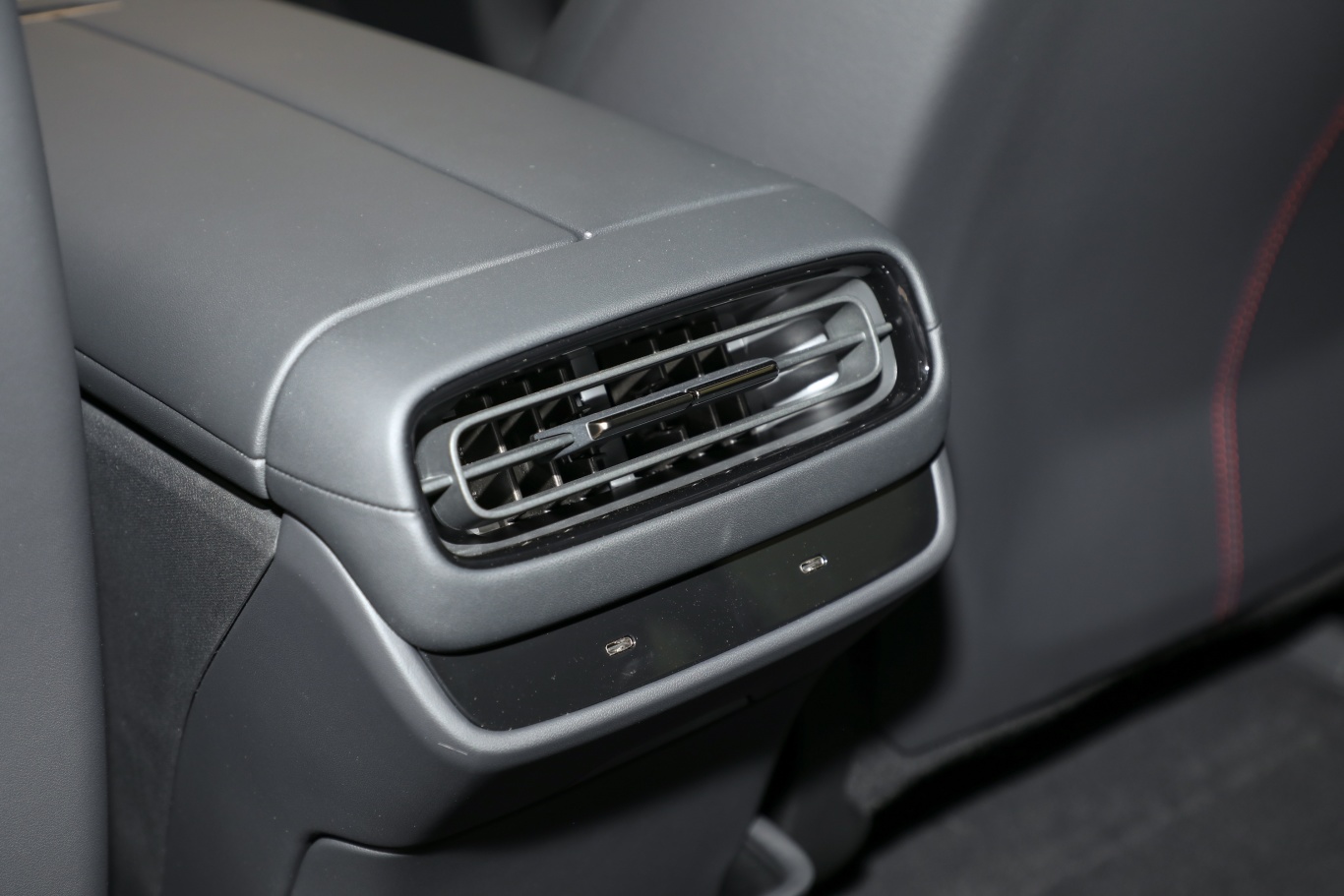 【小米SU7700km 后驱标准长续航版后排功能图片-汽车图片大全】-易车