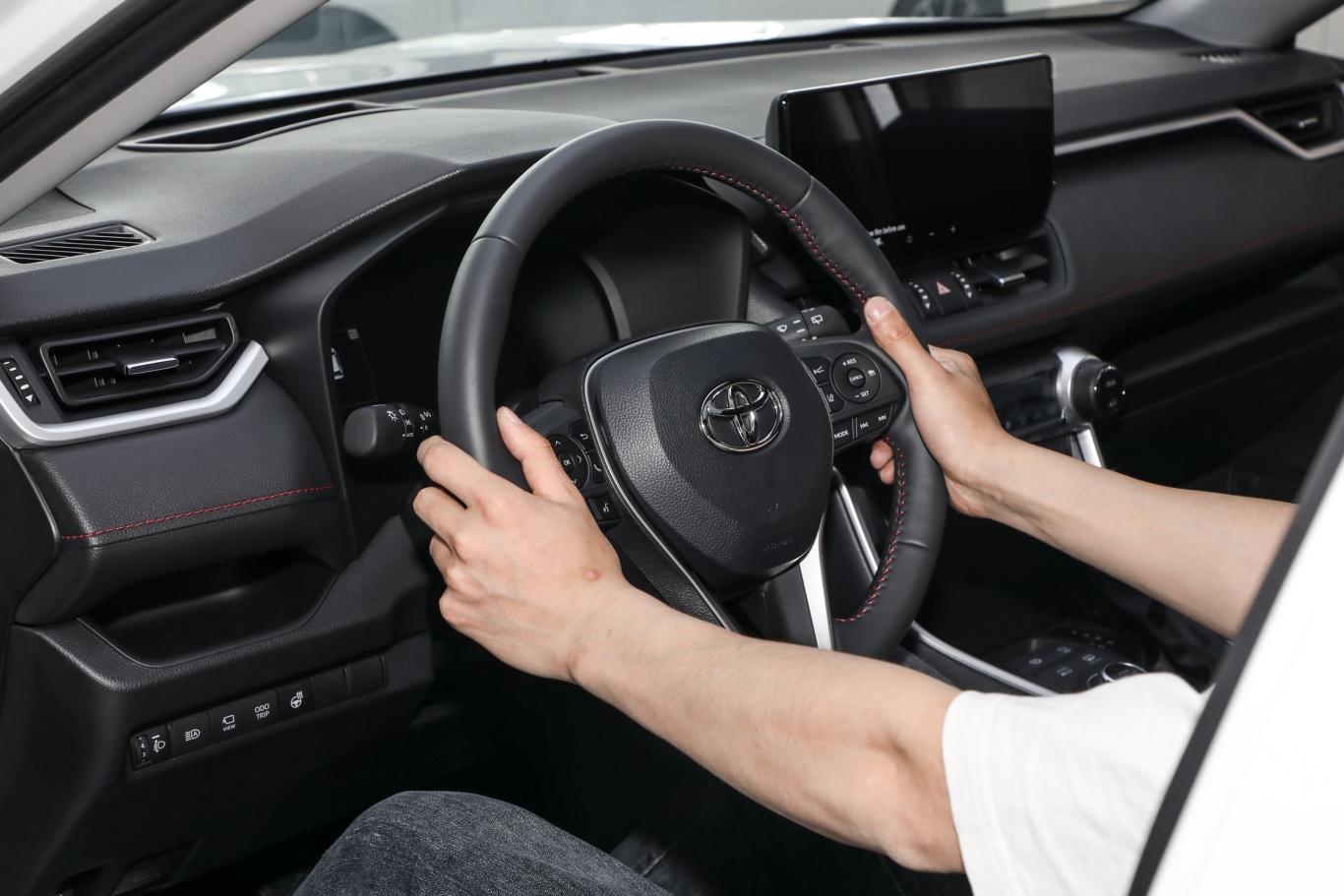 【威兰达 插电混动高性能版 2.5L 78km 两驱劲擎版主驾驶位图片-汽车图片大全】-易车