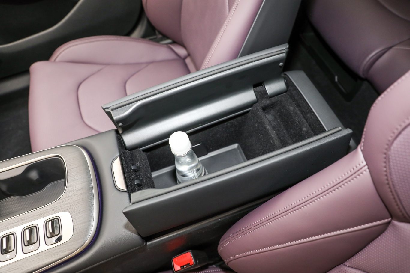 【小米SU7800km 四驱Max超长续航版前排扶手箱储物格图片-汽车图片大全】-易车