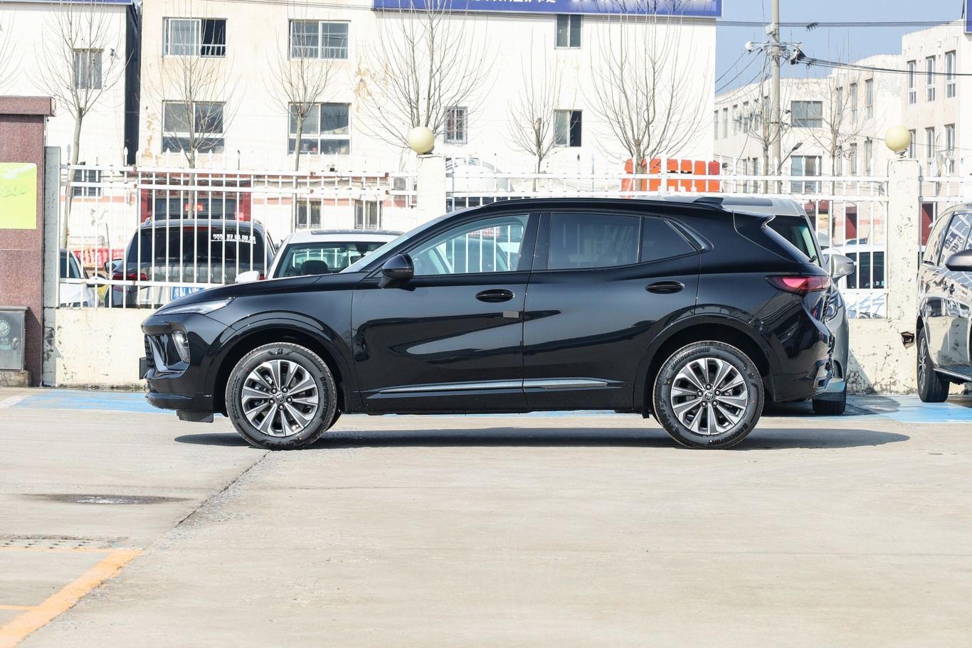 【昂科威昂科威S 25T 两驱炫黑风尚版正侧车头向左水平图片-汽车图片大全】-易车