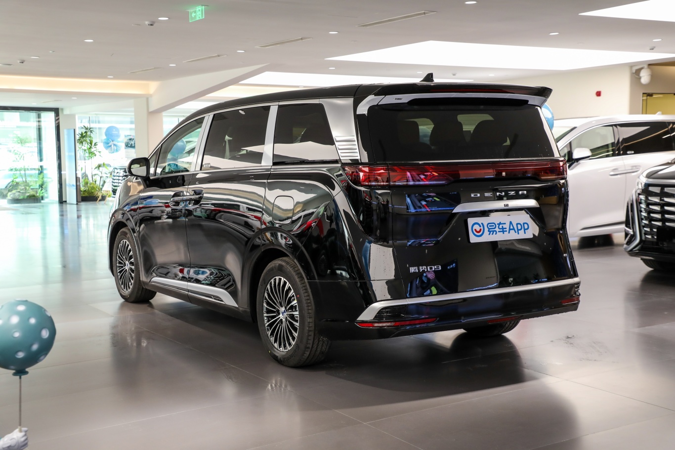 【腾势D9EV 620km 前驱尊享版 7座侧后45度车头向左水平图片-汽车图片大全】-易车