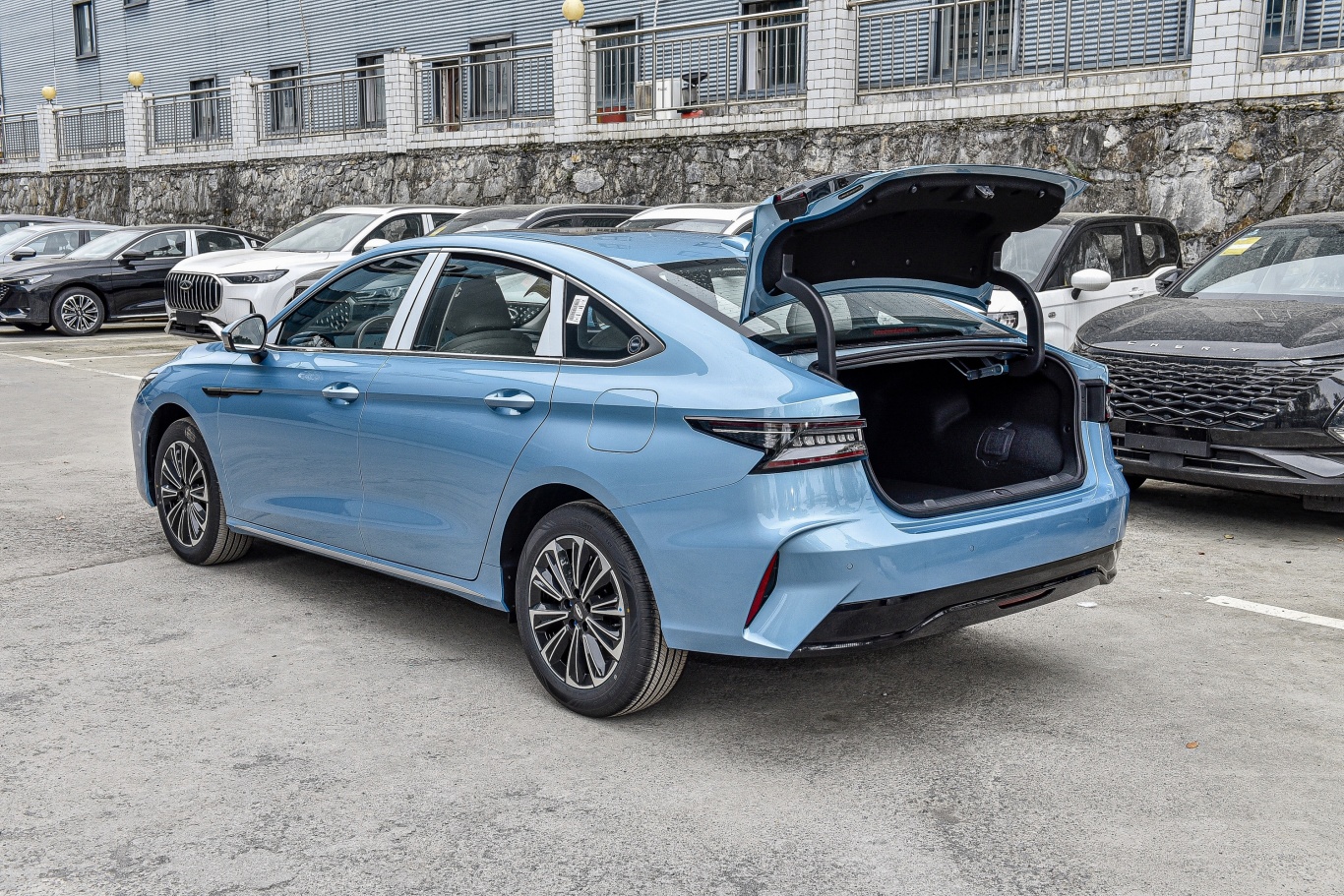 【风云A8远航版 1.5T 127km 豪华型后备厢开启45度侧拍图片-汽车图片大全】-易车