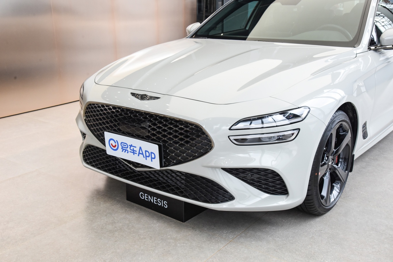 【捷尼赛思G70猎型版 2.0T 两驱豪华版前格栅侧俯拍图片-汽车图片大全】-易车