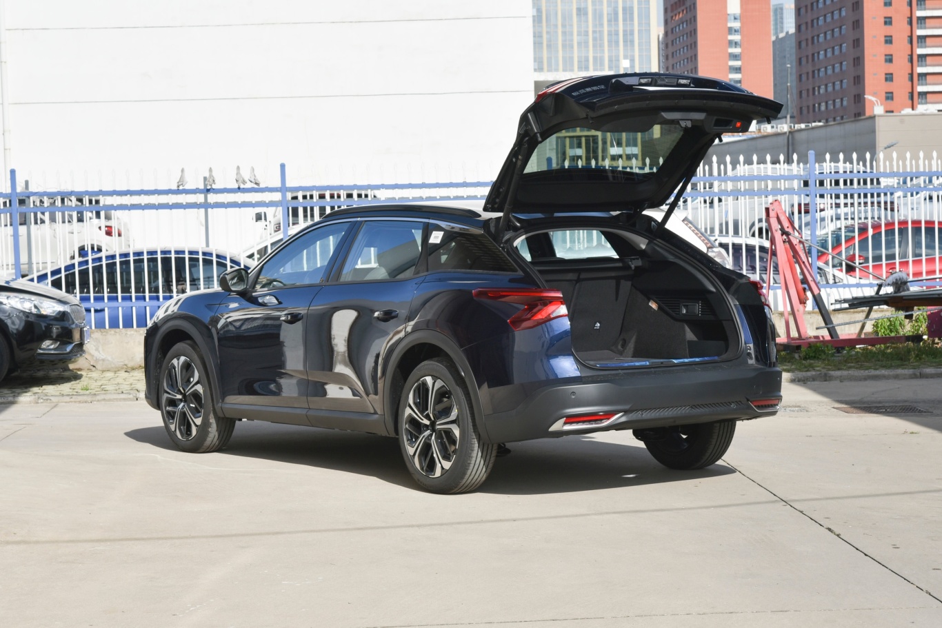 【凡尔赛C5 X1.6T 耀不凡后备厢开启45度侧拍图片-汽车图片大全】-易车