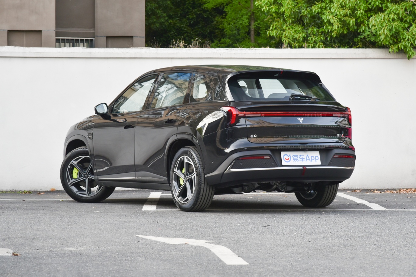 【哪吒L增程版 310km 闪充红衣版侧后45度车头向左水平图片-汽车图片大全】-易车