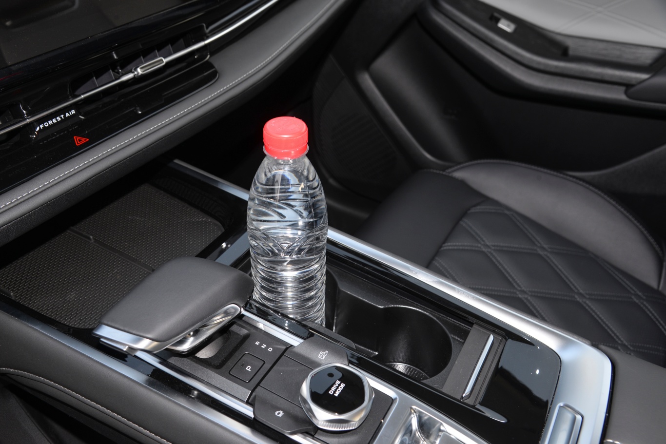 【长安启源Q05真香版 1.5L 125km 超越型 中创新航前排杯架图片-汽车图片大全】-易车